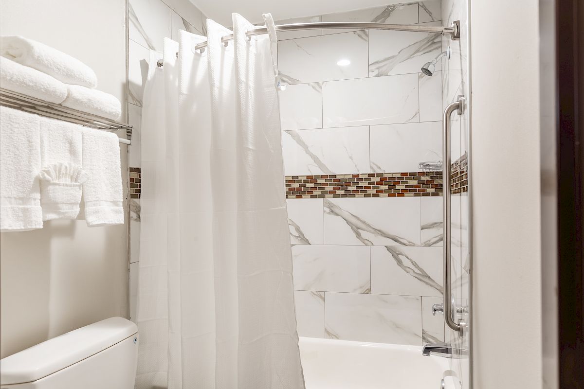 Affordable Rooms Houston - Summit Inn